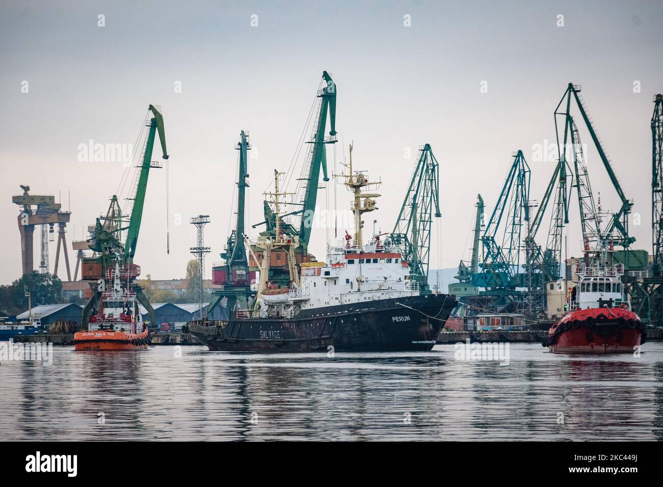 Le seul navire de sauvetage bulgare Perun qui a été ancré pendant ...