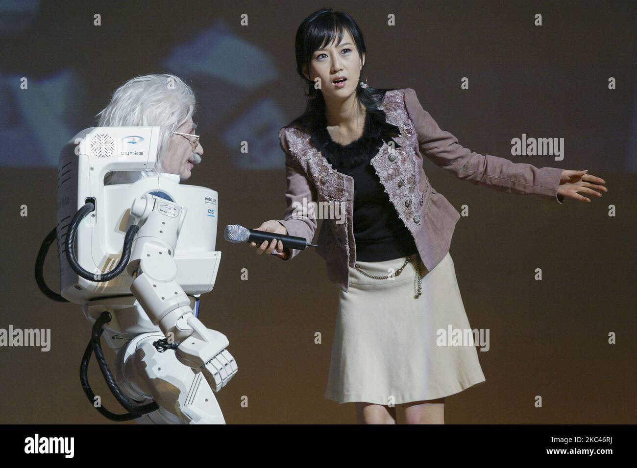 Albert Hubo discutant avec le chanteur Jang Yoon Jung lors d'un événement de dévoilement d ...