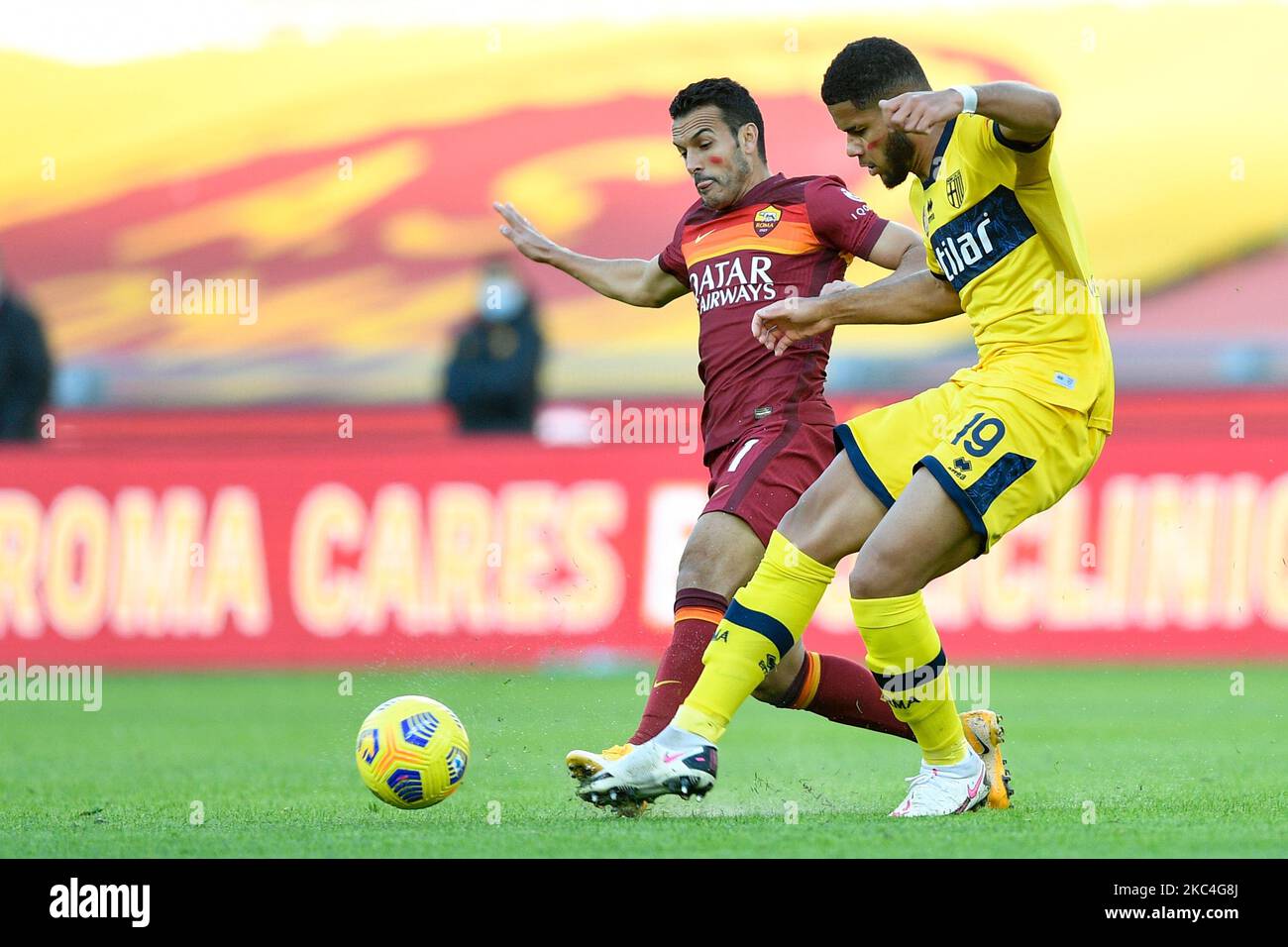 Simon Sohm de Parme Calcio 1913 et Pedro de AS Roma se disputent le ...