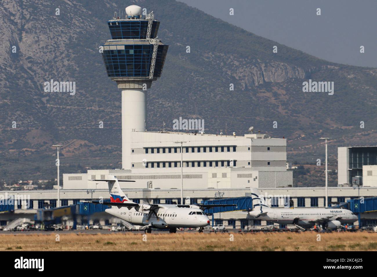 Un avion Sky Express ATR 42 tel qu'il a été vu décoller devant le ...