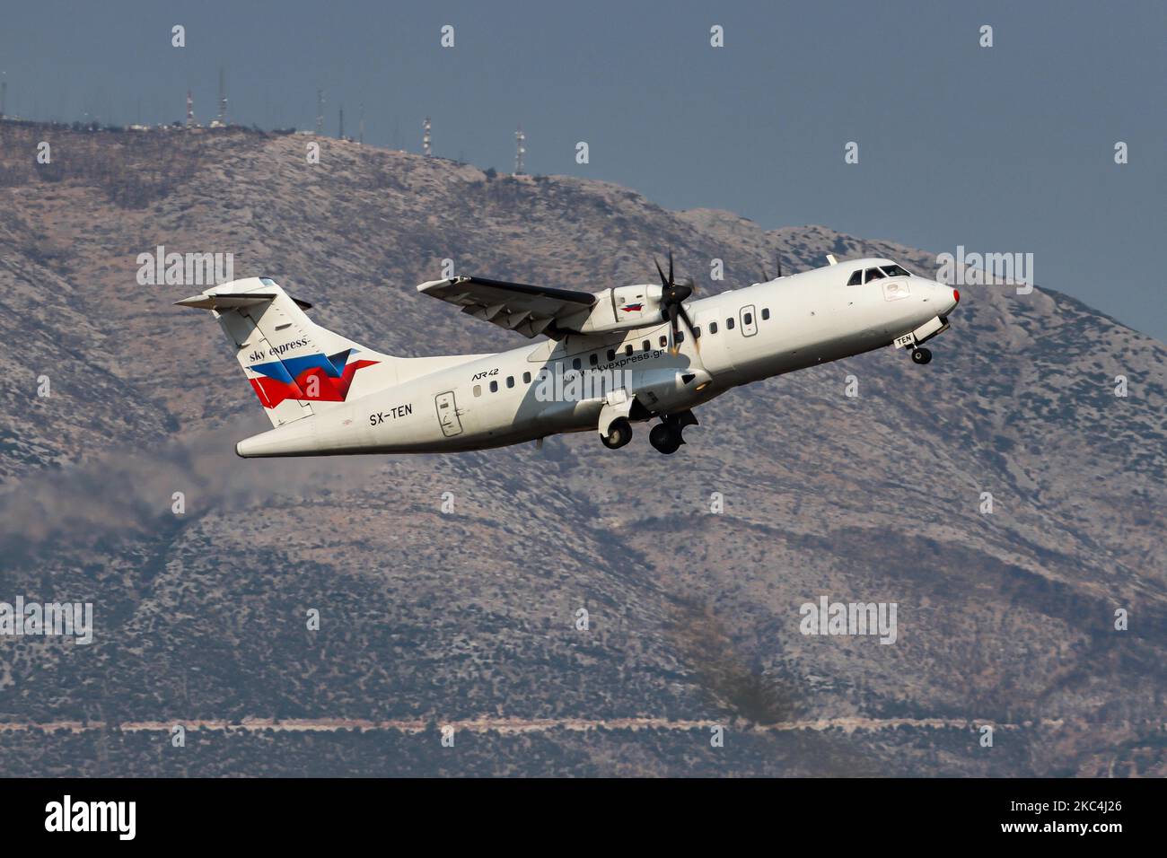 Un avion Sky Express ATR 42 comme vu décollage et vol de l'aéroport ...