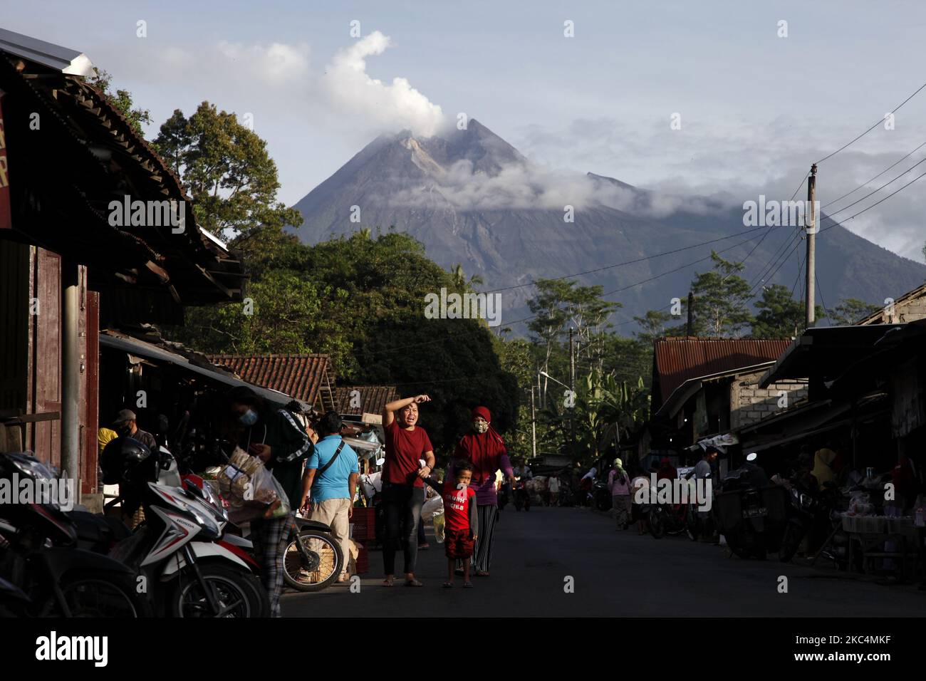 Sommet du mont merapi Banque de photographies et d’images à haute ...