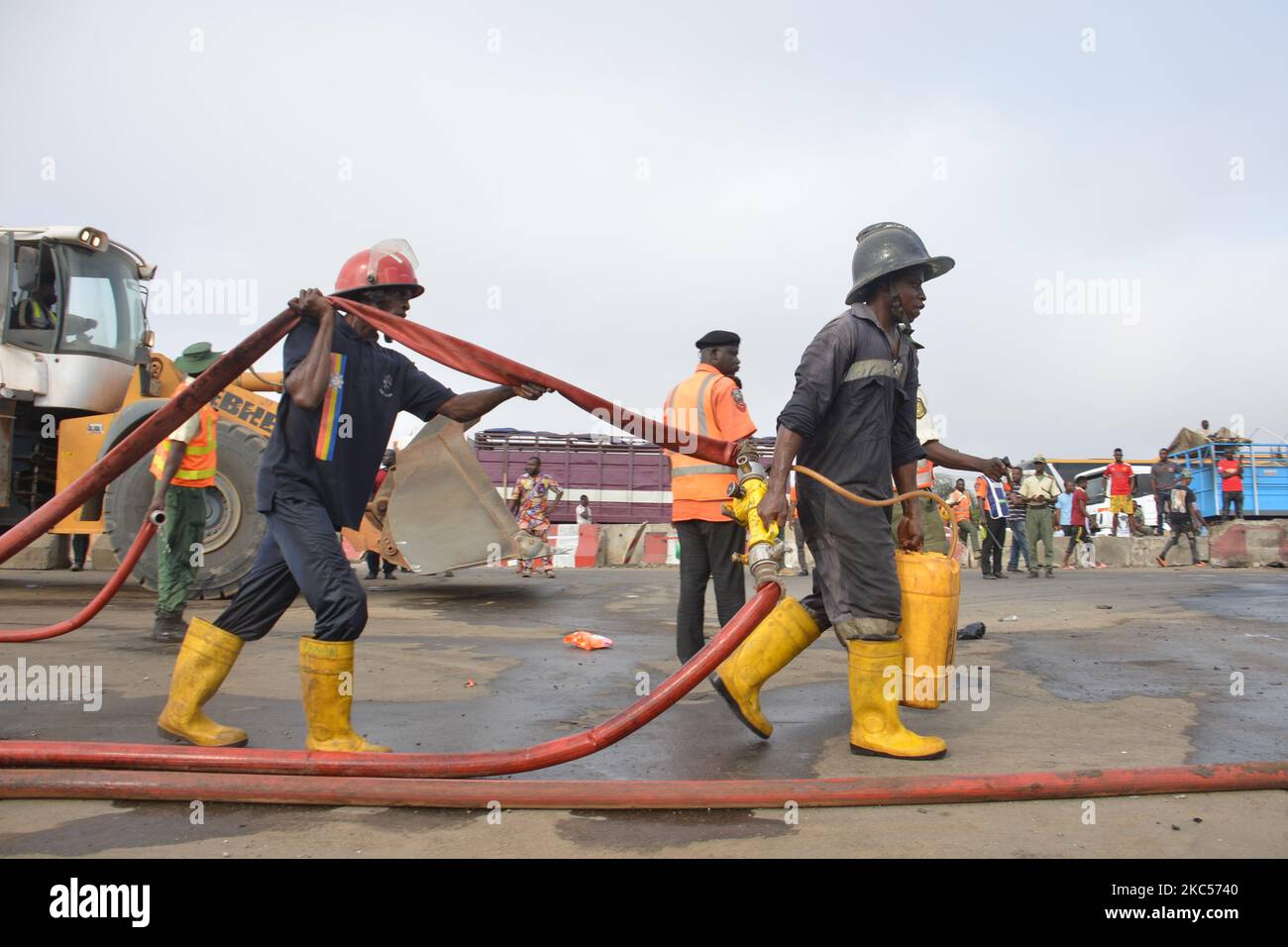 Les pompiers combattent un pétrolier chargé d'essence qui a pris feu ...