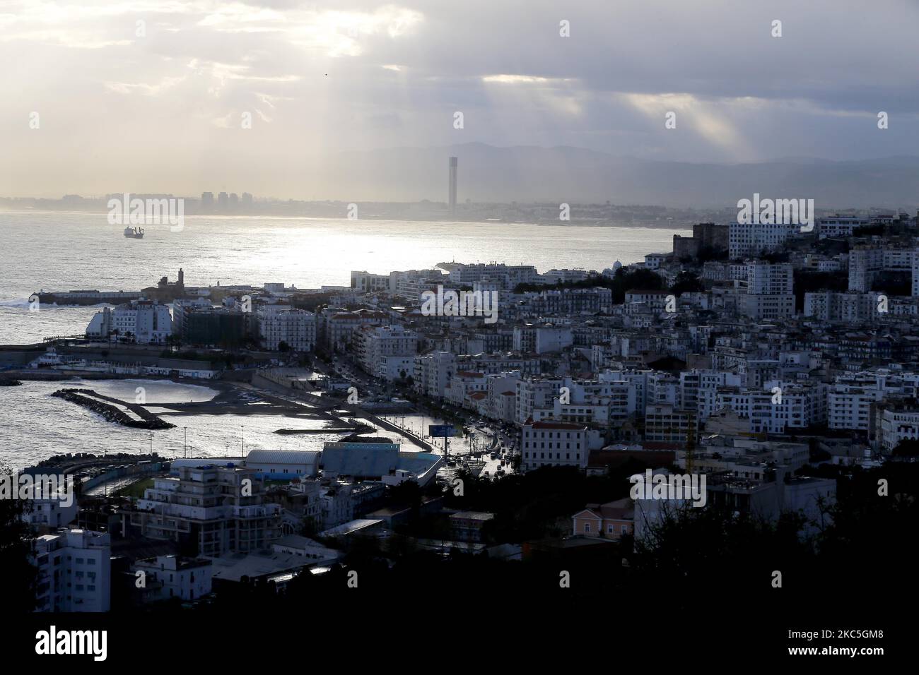 Une photo du haut du quartier populaire de Bab el oued à Alger en ...