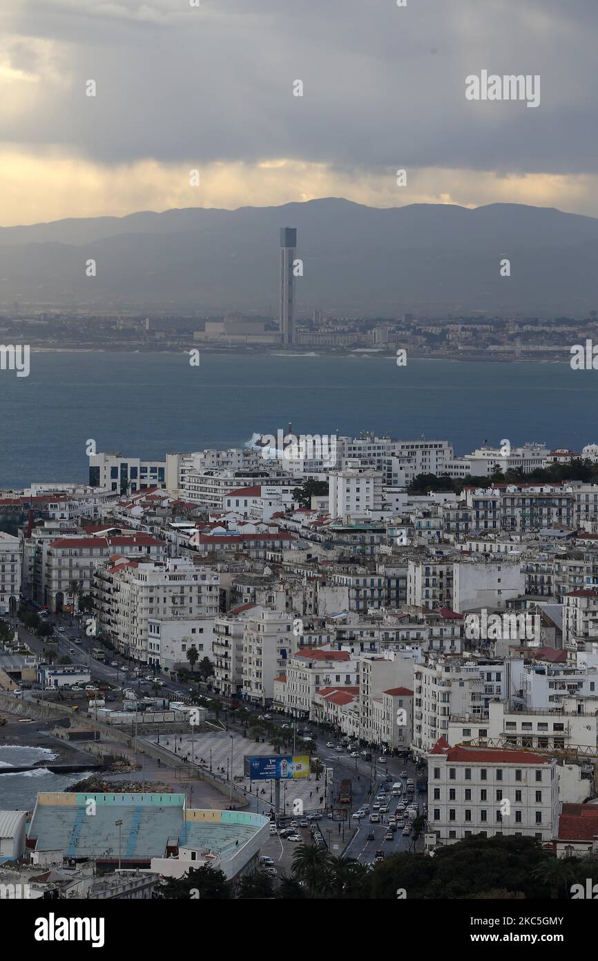 Une photo du haut du quartier populaire de Bab el oued à Alger en ...