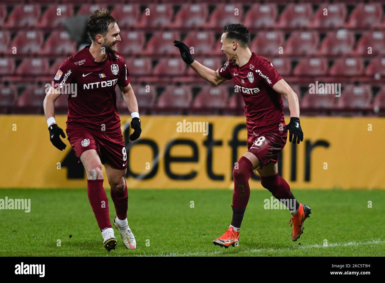 Valentin Costache (à droite) et Damjan Djokovic (à gauche) de CFR Cluj ...