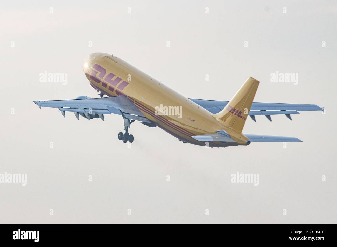 Dhl express delivery van Banque de photographies et d’images à haute ...