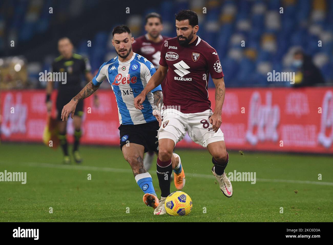 Tomas Rincon, du FC de Turin, est en compétition pour le bal avec ...