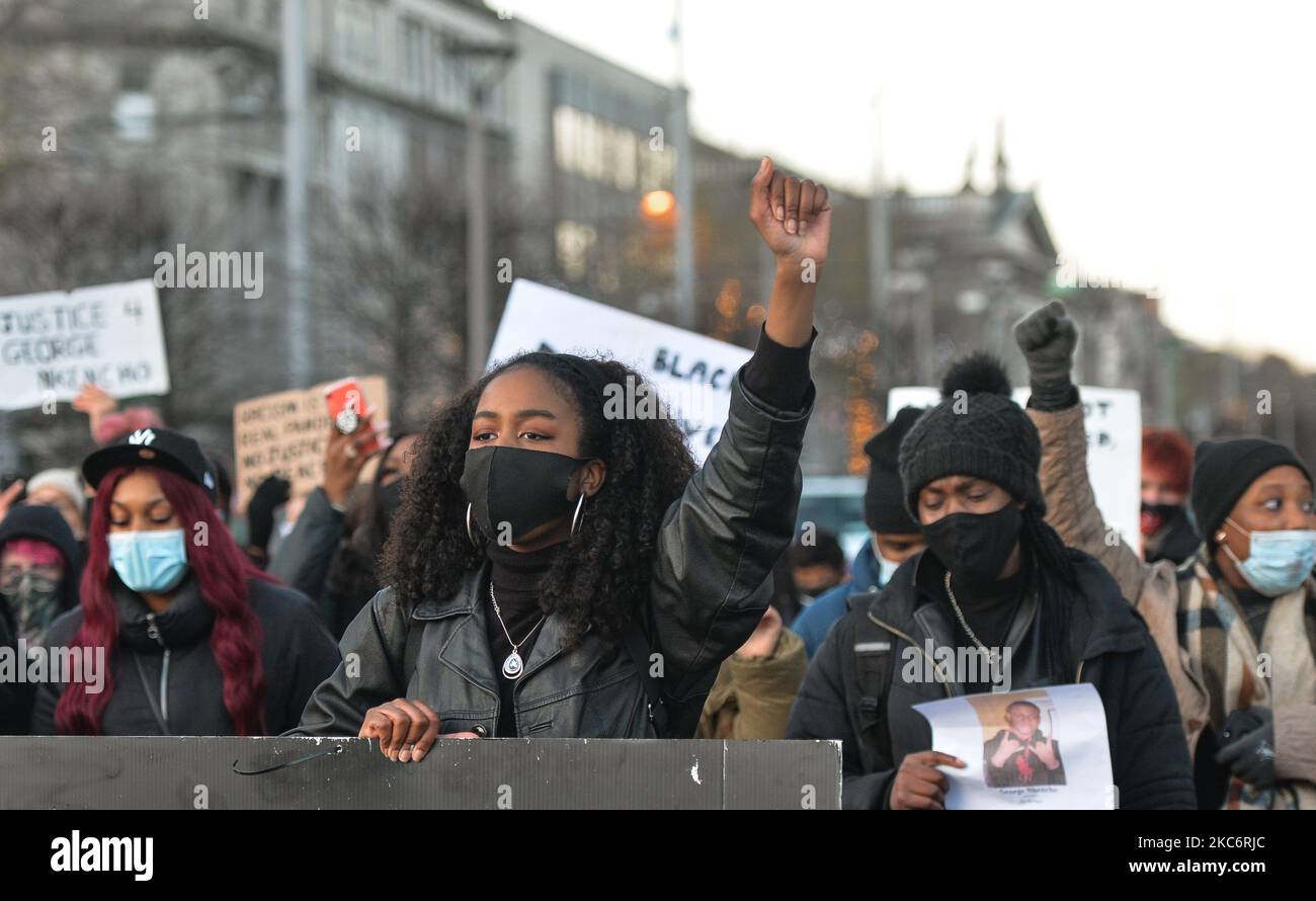 Les gens vus lors d'une veillée aux chandelles et protestent dans le ...