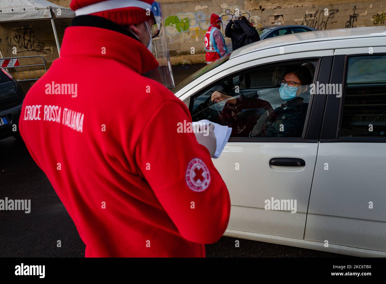 Un volontaire de Croce Rossa vérifie le nom du patient qui doit effectuer l'écouvillon dans la ...