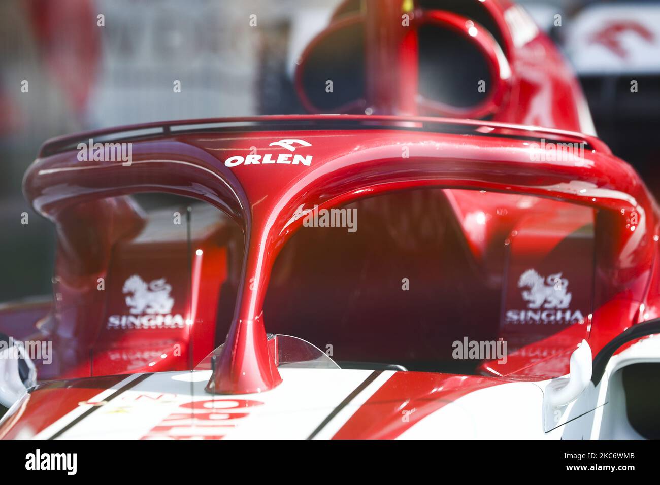 Le système de halo est vu sur la voiture de Formule 1 avec la peinture ...