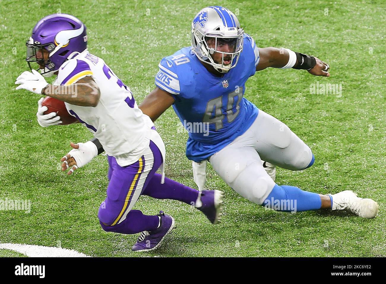 Jarrad Davis (40) tente de faire tomber les Vikings du Minnesota en ...