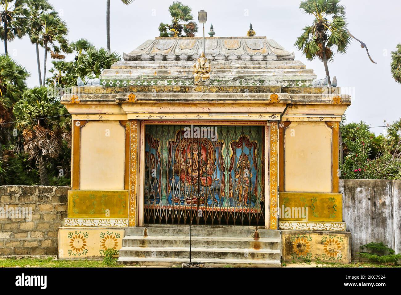 Petit temple sur le terrain du temple hindou Vinayagar à Jaffna, Sri ...