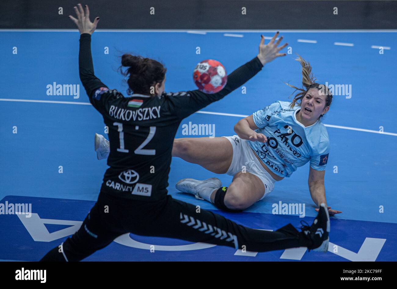 Laura Flippes de Paris 92 tire le ballon lors du match de la phase de ...