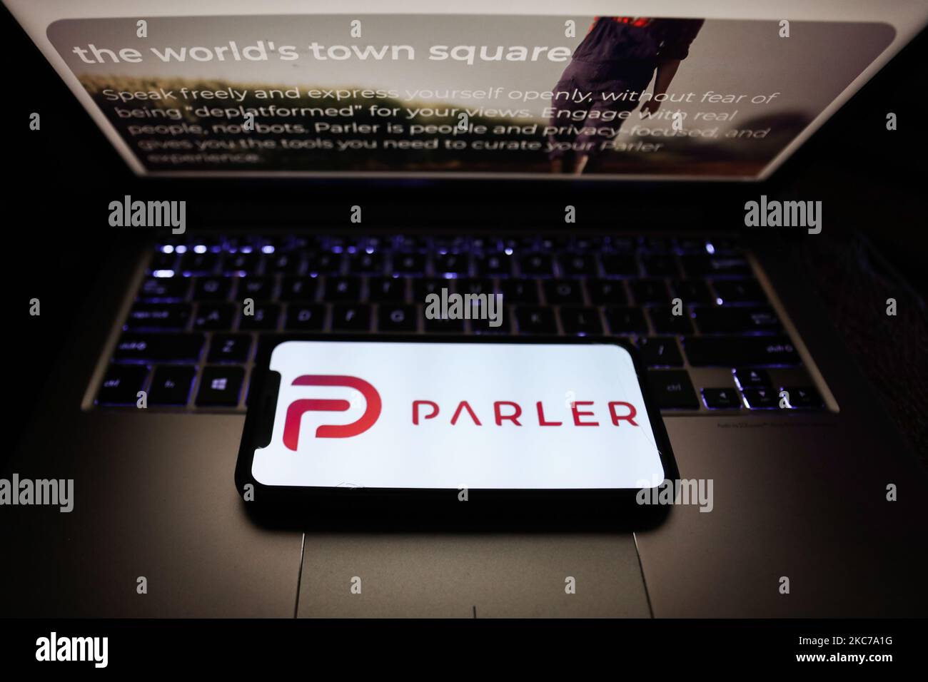 Le logo de l'application Parler s'affiche sur l'écran d'un téléphone et ...