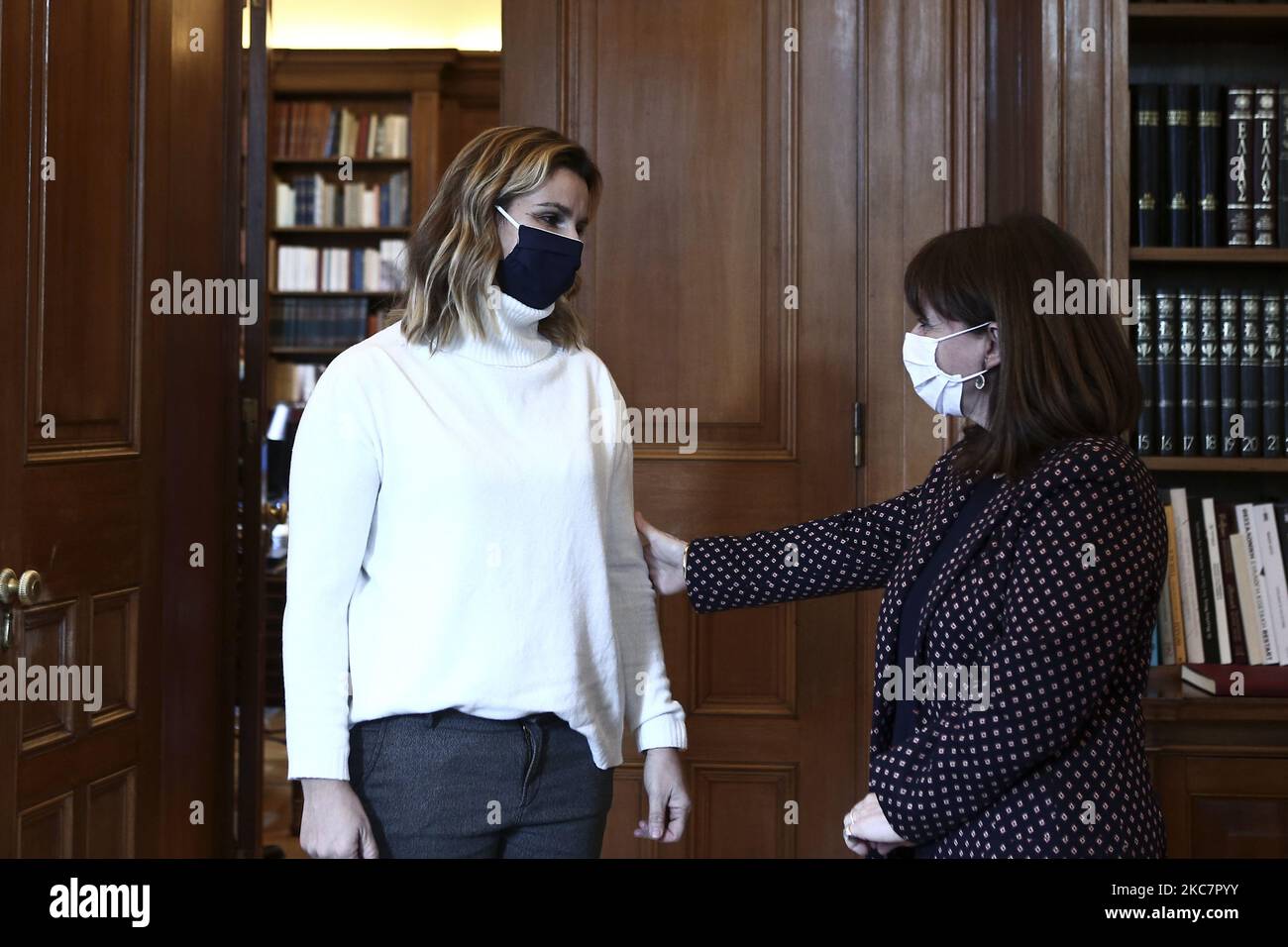 Le président grec Katerina Sakellaropoulou (R) accueille la championne ...