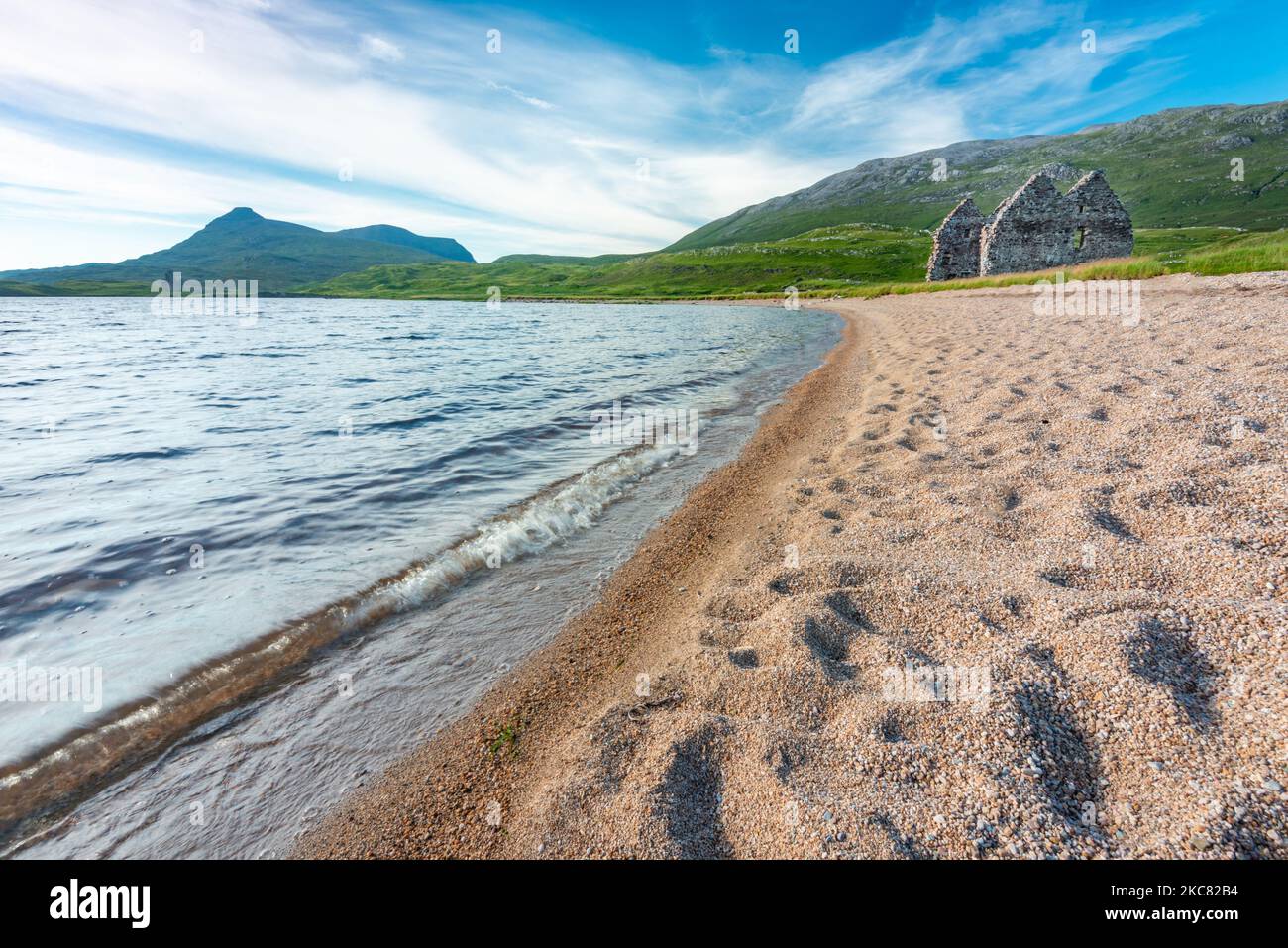 A côté d'une plage de sable, un manoir géorgien historique en ruines ...