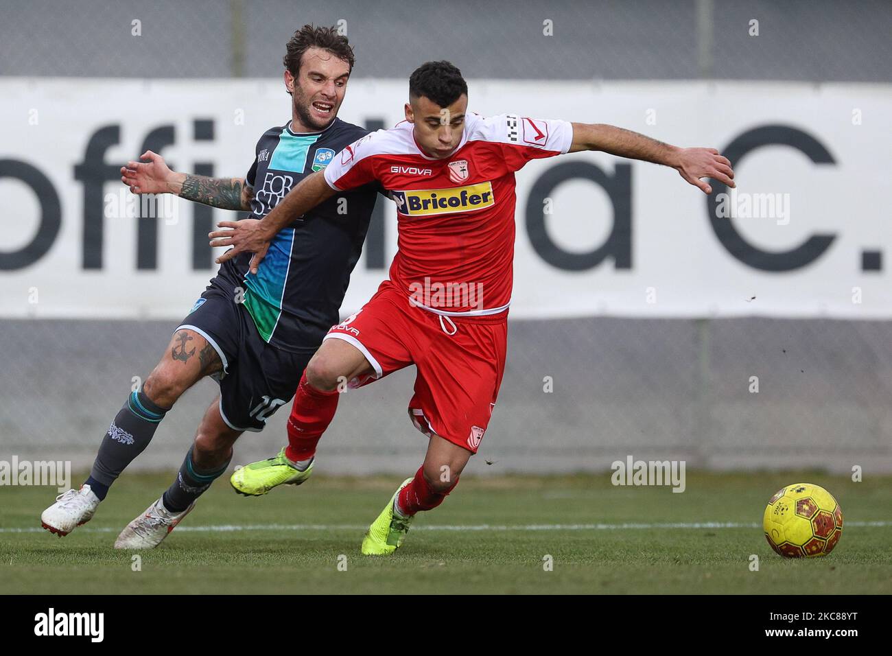 Tommaso ceccarelli de feralpisalo et filippo bellini de carpi fc Banque ...