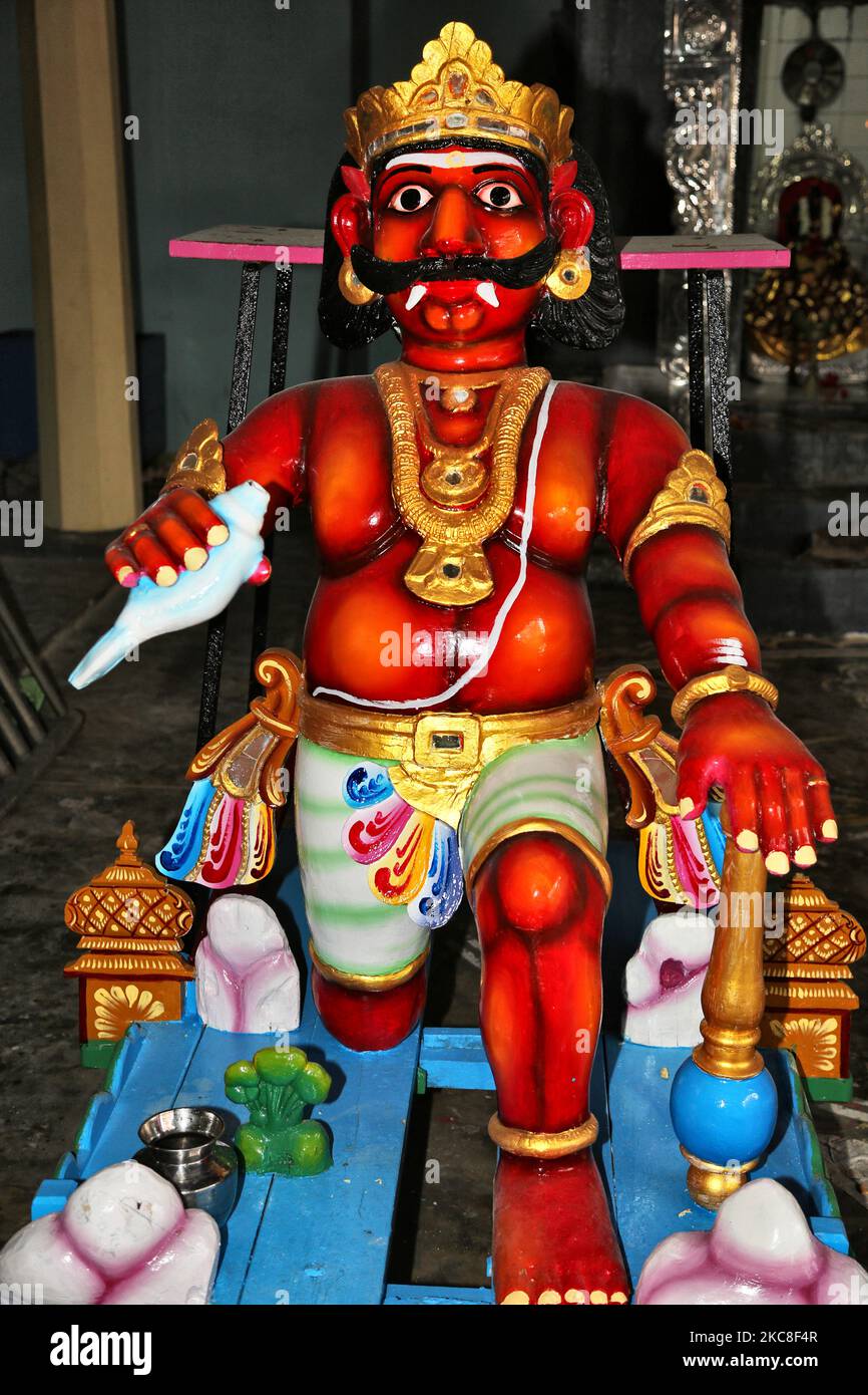 Figure fraîchement peinte du démon Sooran au temple Arasadi Vinayagar ...