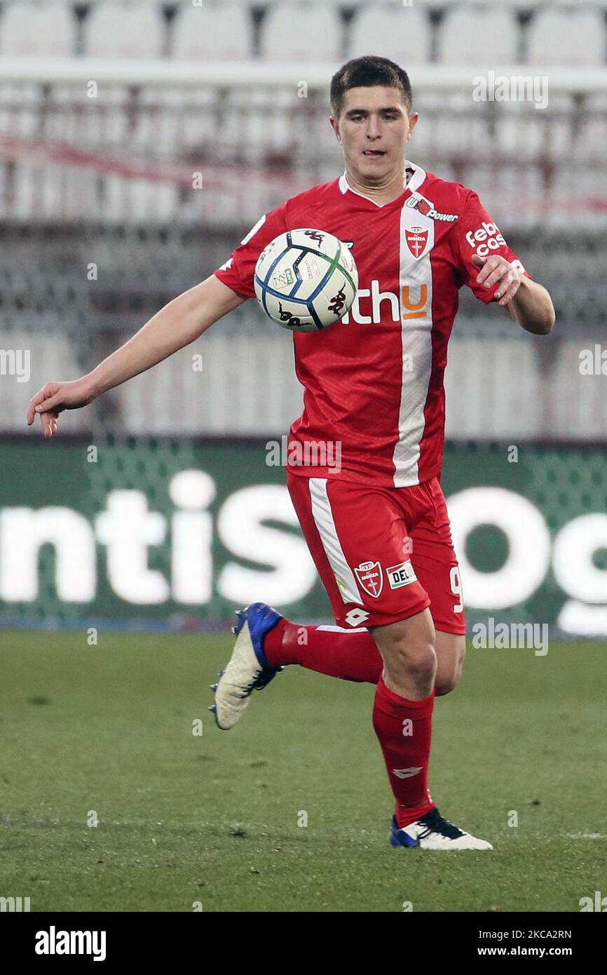 Lorenzo Pirola d'AC Monza en action pendant le match de série B entre ...