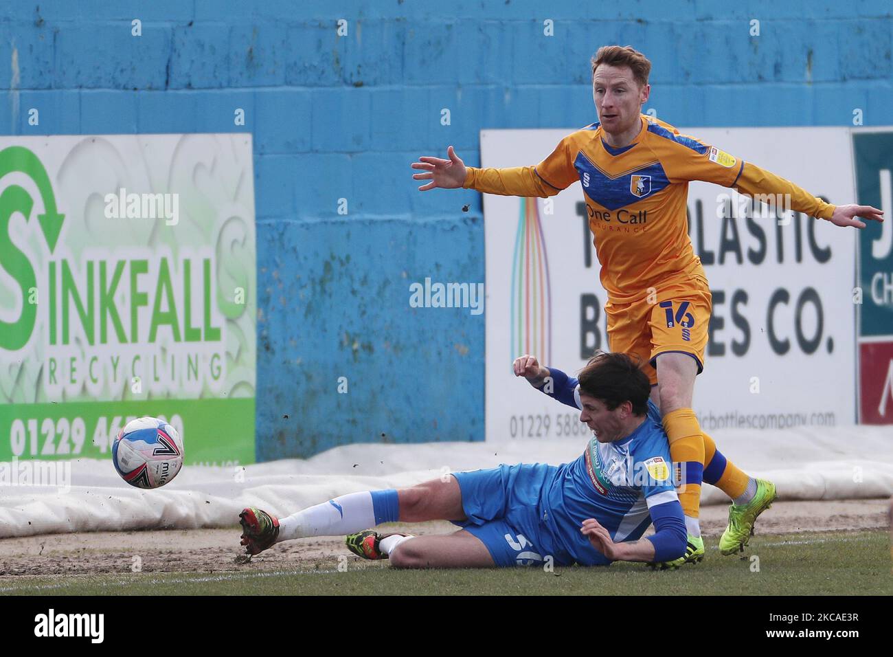 Stephen Quinn de Mansfield Town en action avec Jamie Devitt de Barrow ...