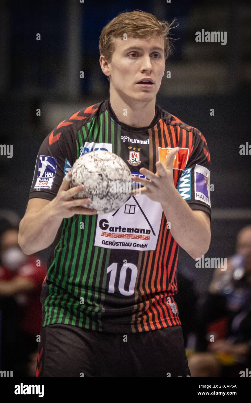 Omar Ingi Magnusson de SC Magdeburg contrôle le ballon pendant le match ...