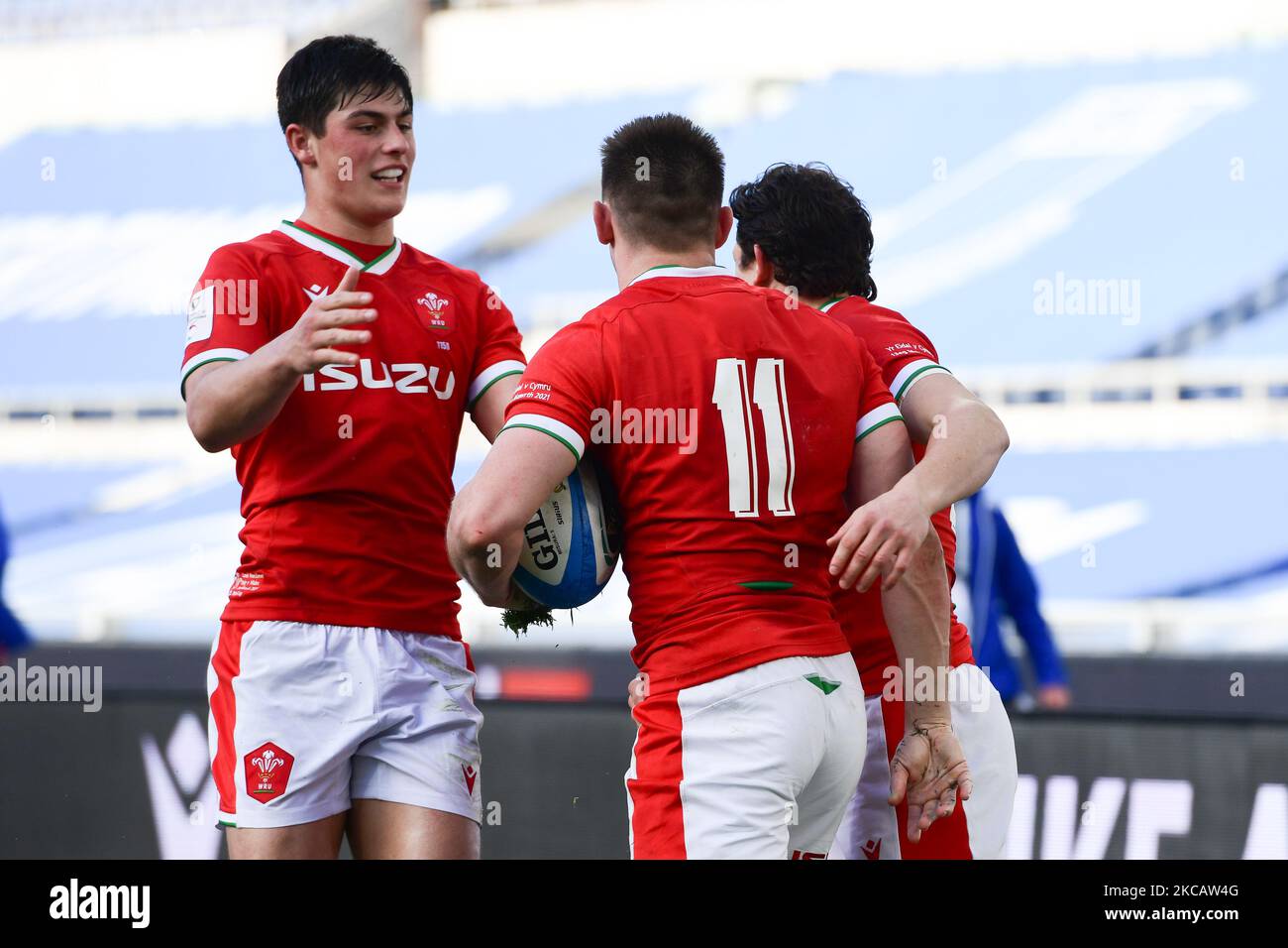 Louis Rees-Zammit et Josh Adams du pays de Galles fêtent après avoir ...
