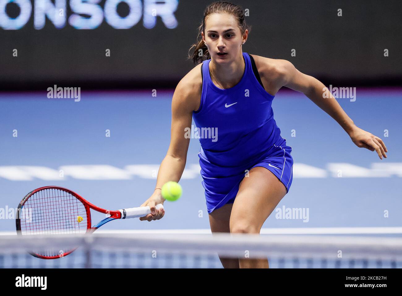 Anastasia Gasanova de Russie retourne le ballon à Katarina Zavatska d ...