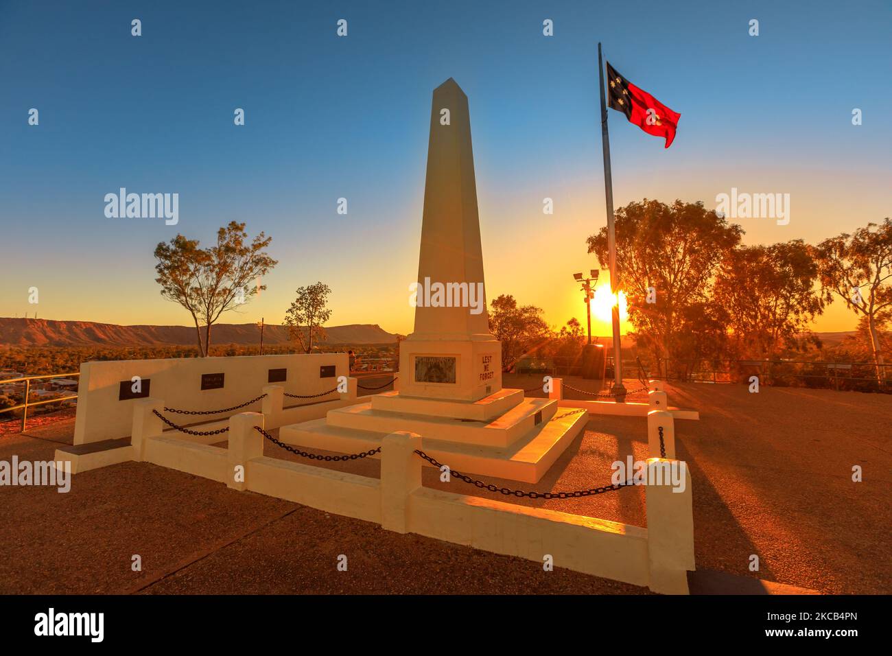 Drapeau du territoire du Nord au coucher du soleil dans le mémorial de guerre d'Anzac Hill. Le ...