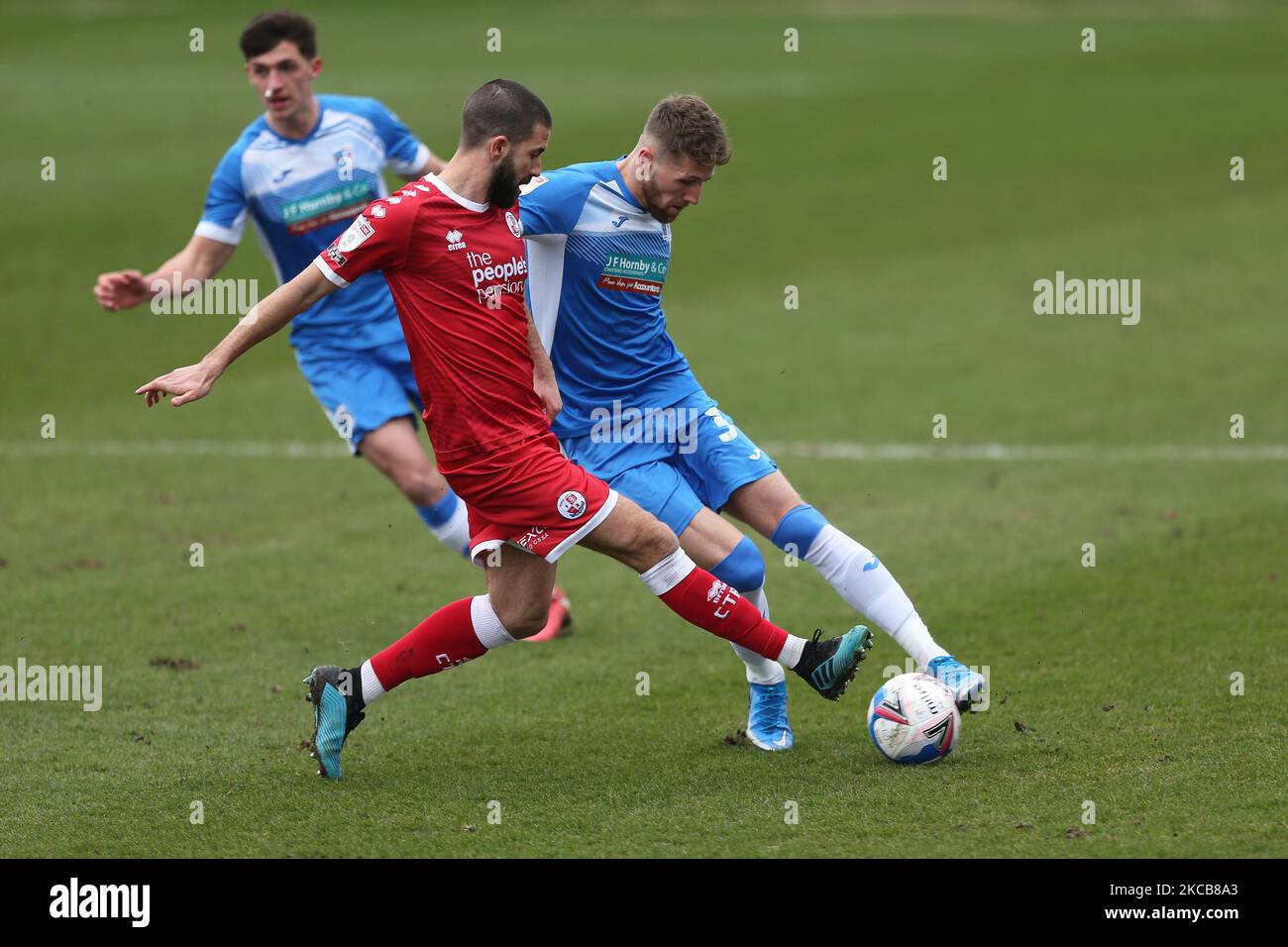 Patrick Brough de Barrow en action avec George Francomb, de Crawley ...