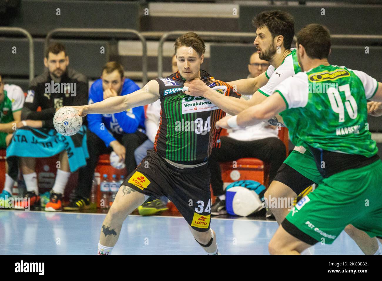 Michael Damgaard (à gauche) de Magdebourg est attaqué par Marko Kopljar ...