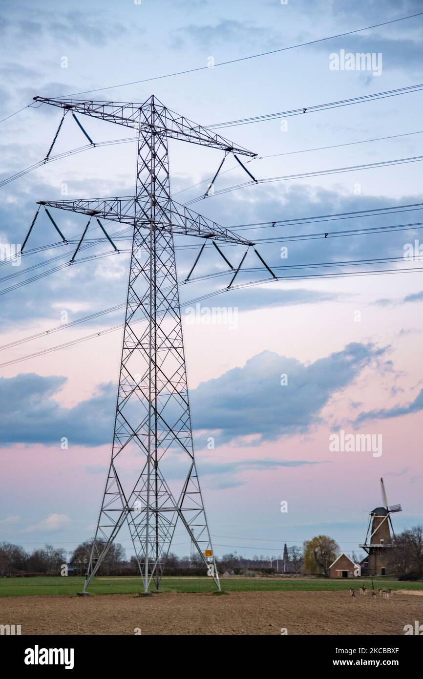 Poteaux électriques haute tension pendant l'heure magique. Les tours métalliques, vues au ...