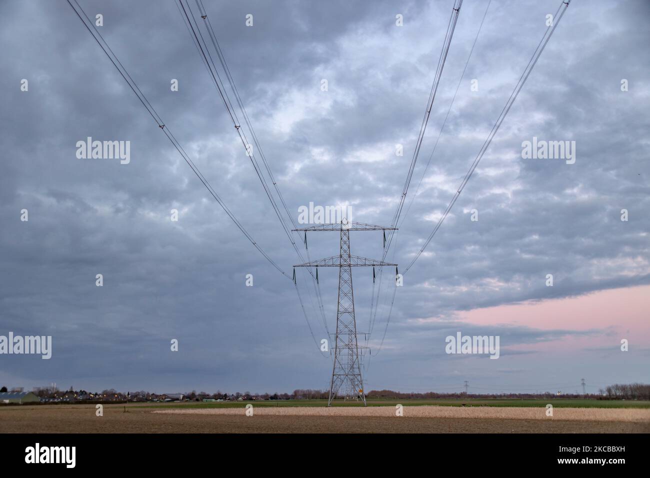Poteaux électriques haute tension pendant l'heure magique. Les tours métalliques, vues au ...