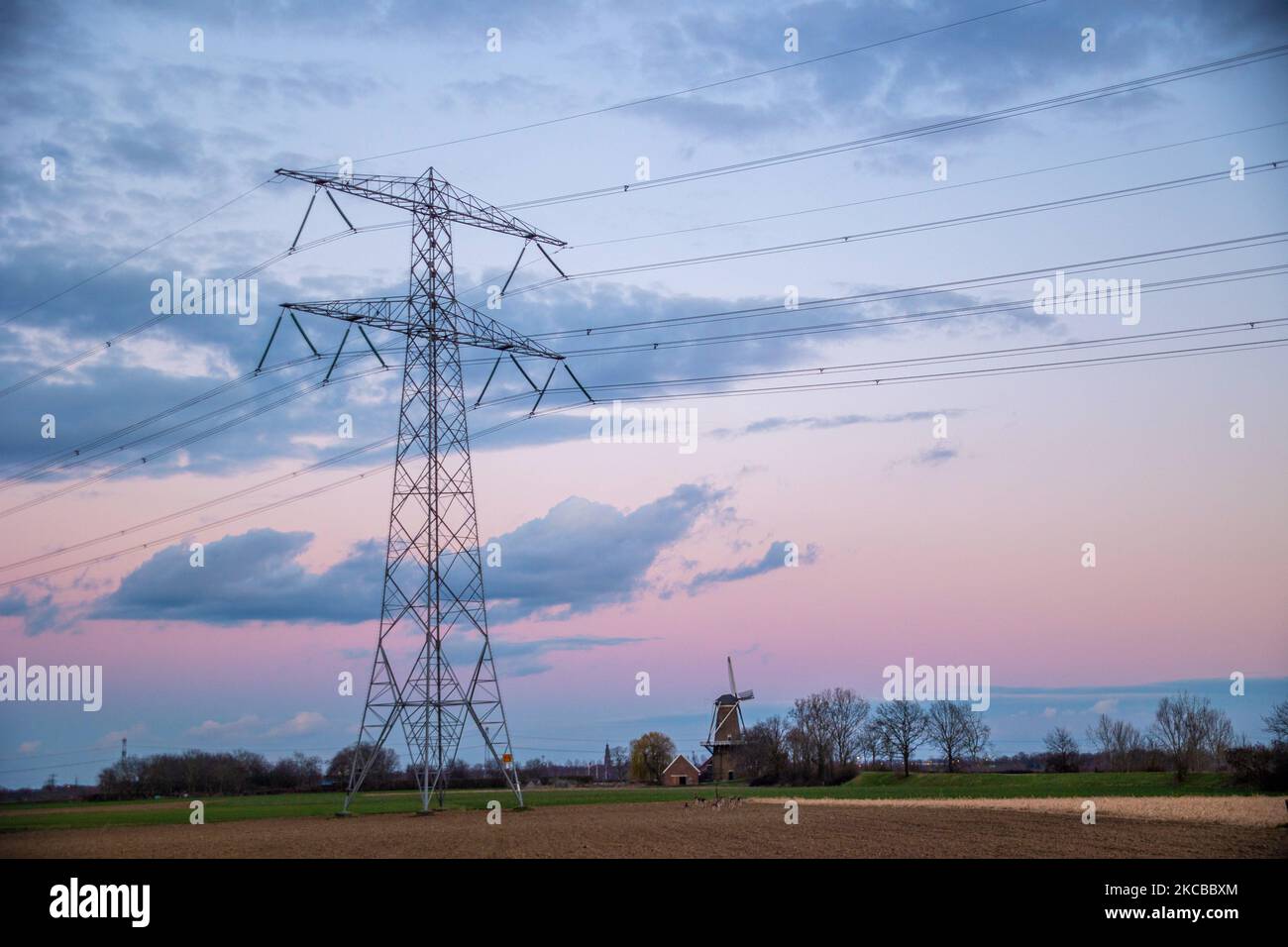 Poteaux électriques haute tension pendant l'heure magique. Les tours métalliques, vues au ...