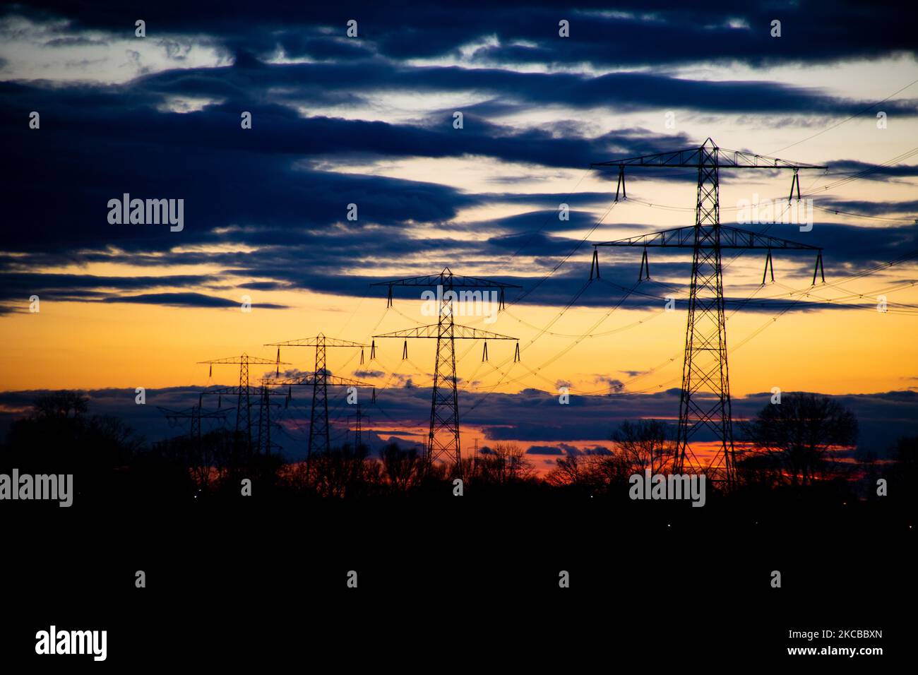 Poteaux électriques haute tension pendant l'heure magique. Les tours métalliques, vues au ...