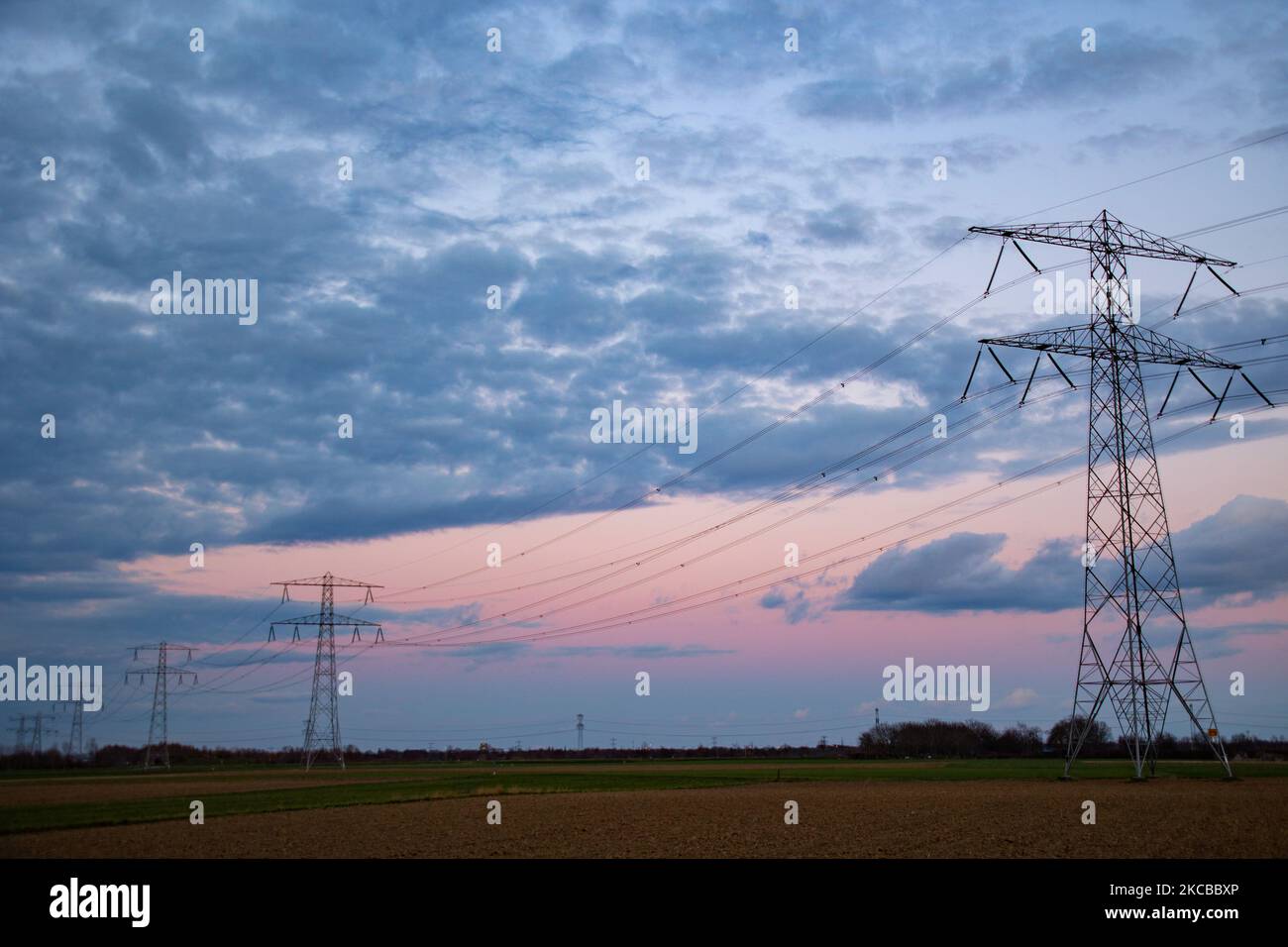 Poteaux électriques haute tension pendant l'heure magique. Les tours métalliques, vues au ...