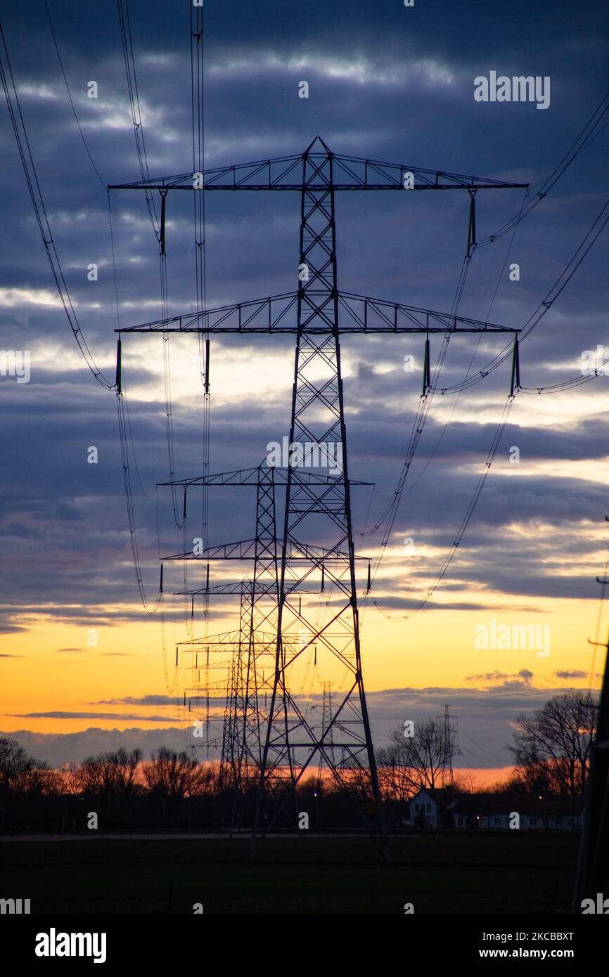 Poteaux électriques haute tension pendant l'heure magique. Les tours métalliques, vues au ...