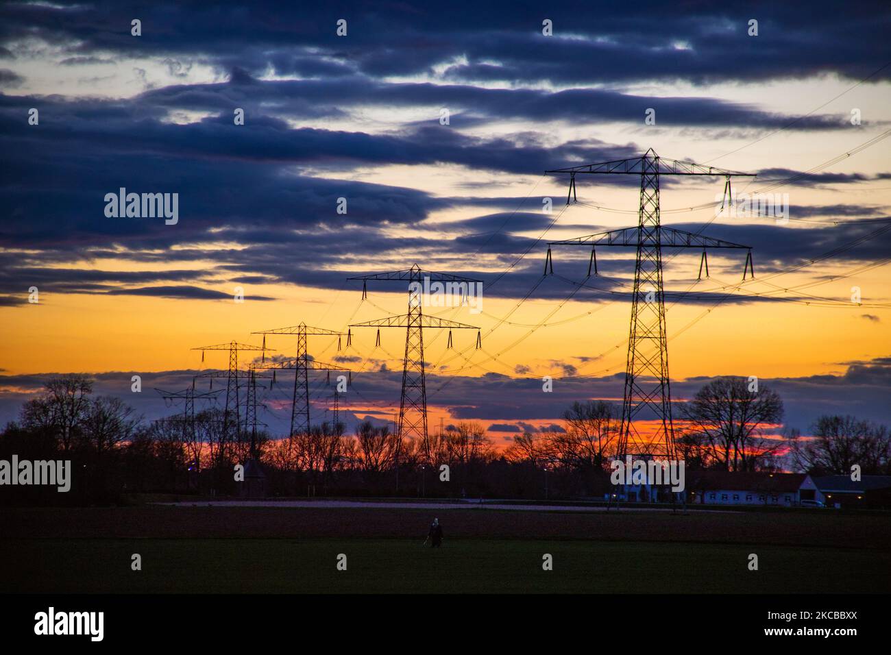 Poteaux électriques haute tension pendant l'heure magique. Les tours métalliques, vues au ...