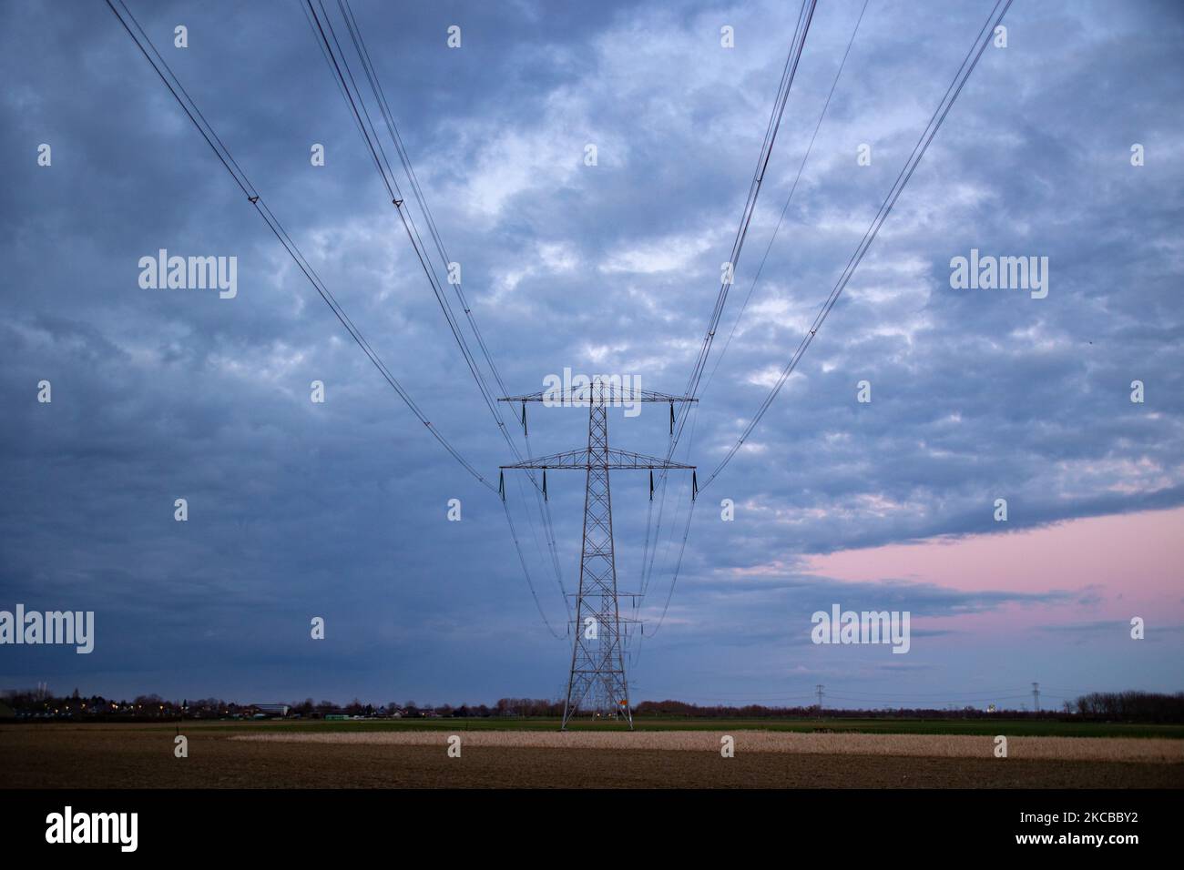 Poteaux électriques haute tension pendant l'heure magique. Les tours métalliques, vues au ...