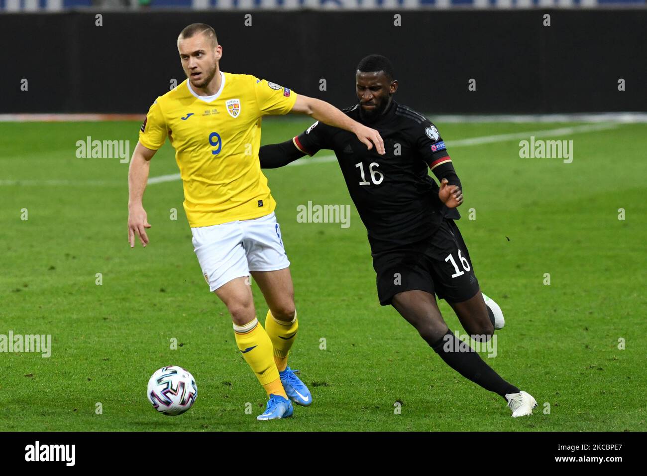 George Puscas (à gauche) et Antonio Rudiger (à droite) en action ...