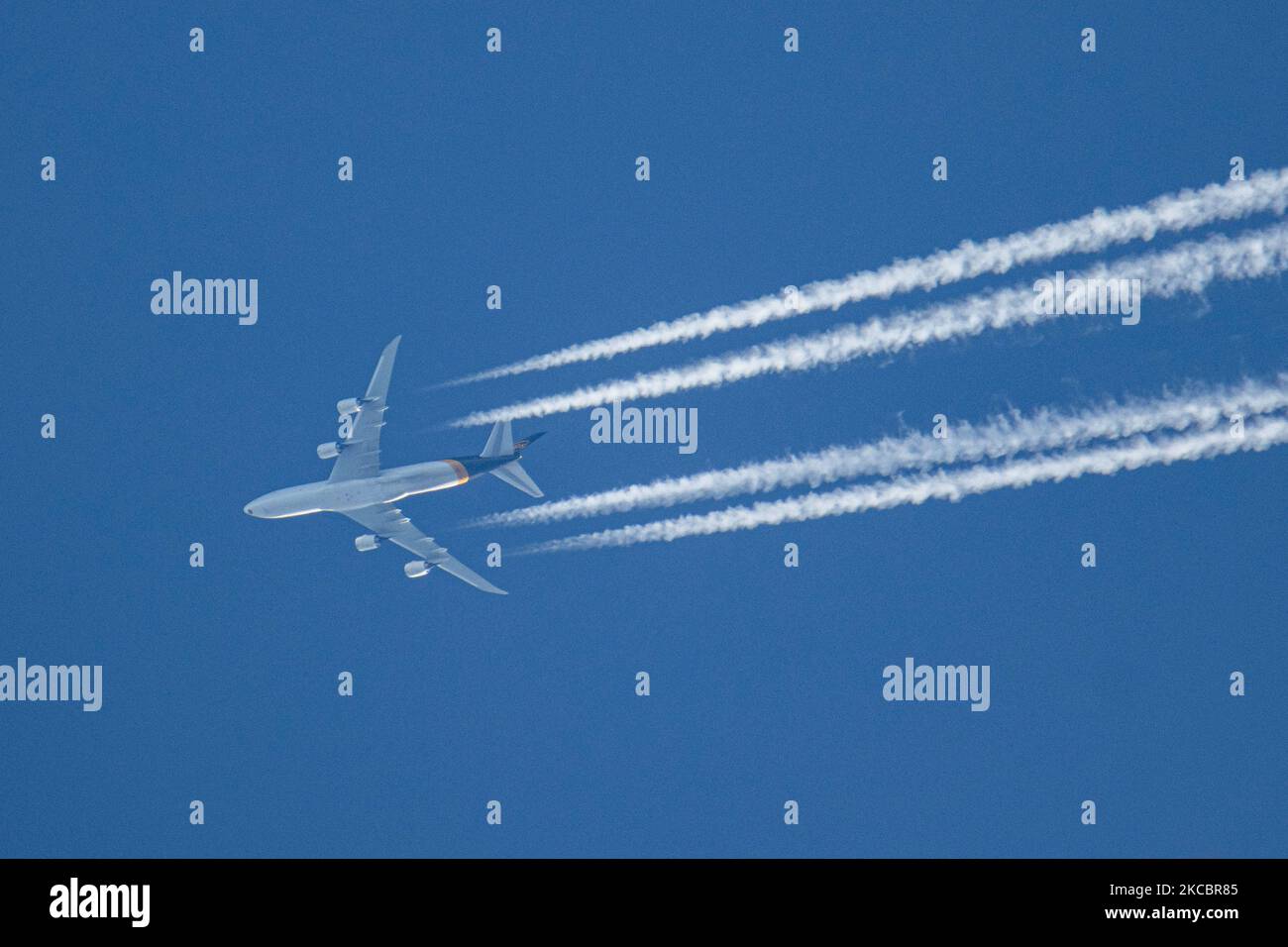 Un Boeing 747-8F UPS tel qu'il a été vu voler dans le ciel bleu au ...