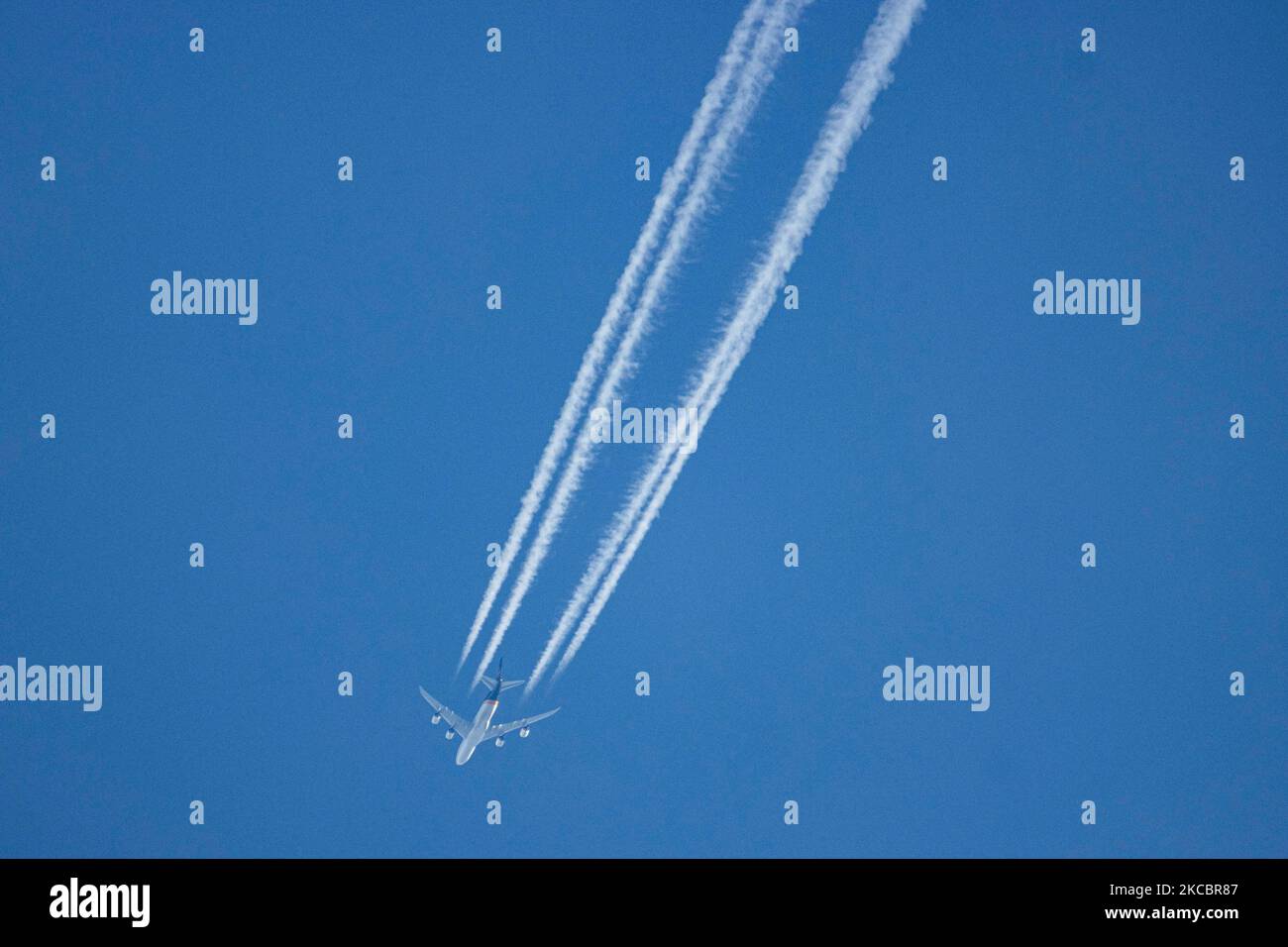 Un Boeing 747-8F UPS tel qu'il a été vu voler dans le ciel bleu au ...