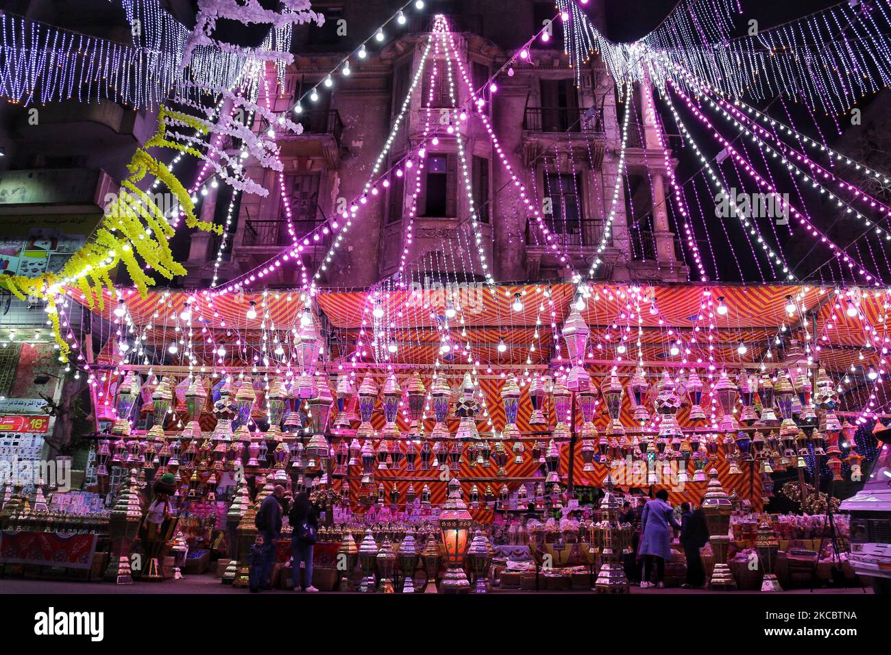 Les Egyptiens achètent des lanternes traditionnelles 'fanous' sur un ...