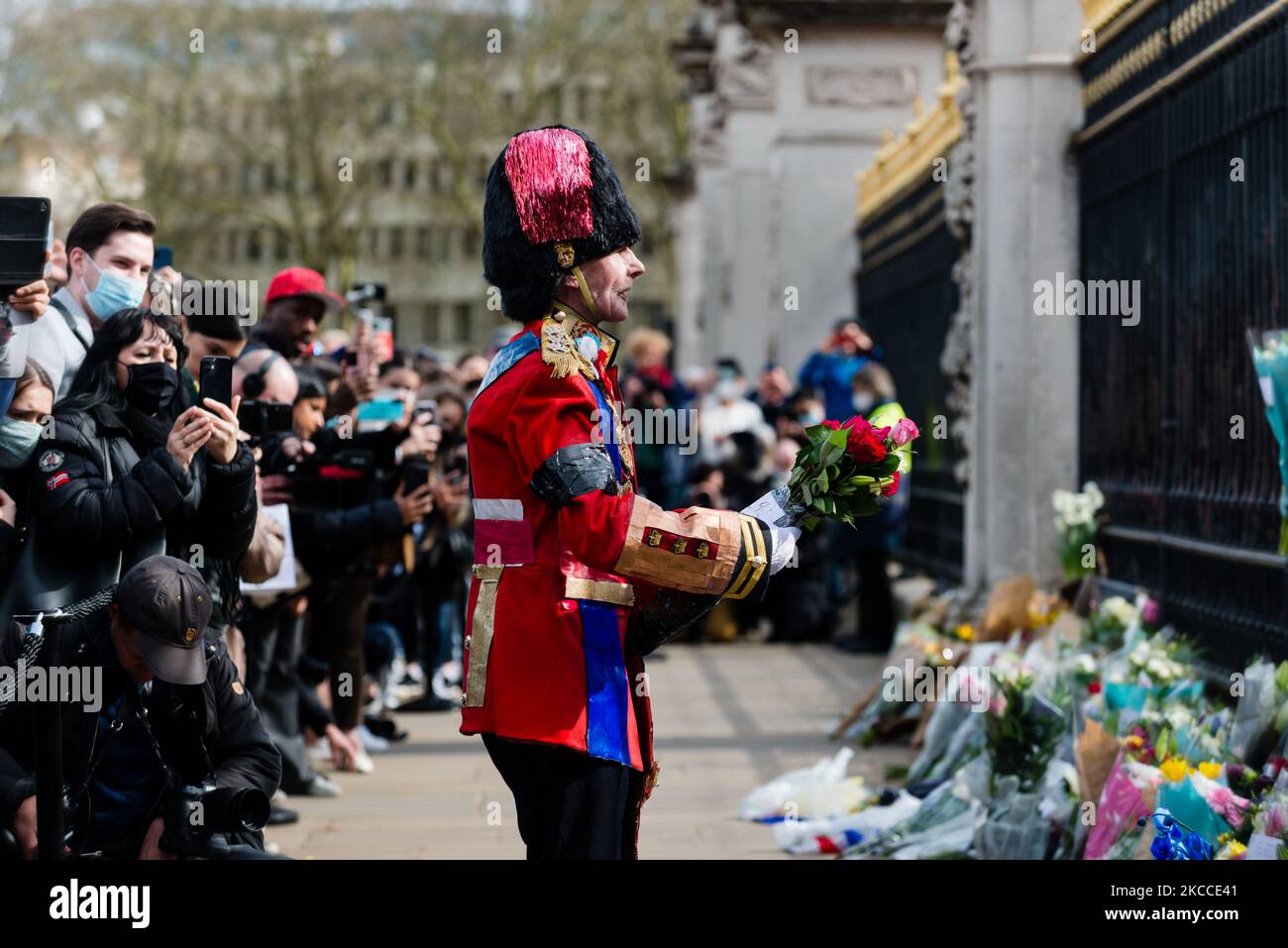 Un homme parle et fait des gestes pour apporter des fleurs au Palais de ...