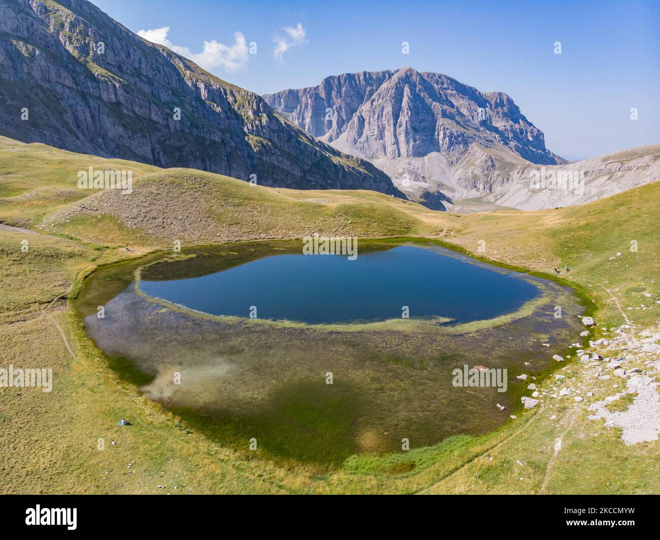 Vue panoramique aérienne d'un drone du lac Drakolimni de la montagne ...