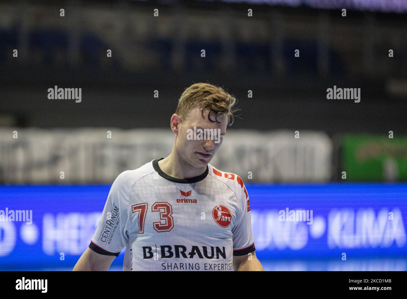 Timo Kasten de Melsungen regarde pendant le match DE HANDBALL ...