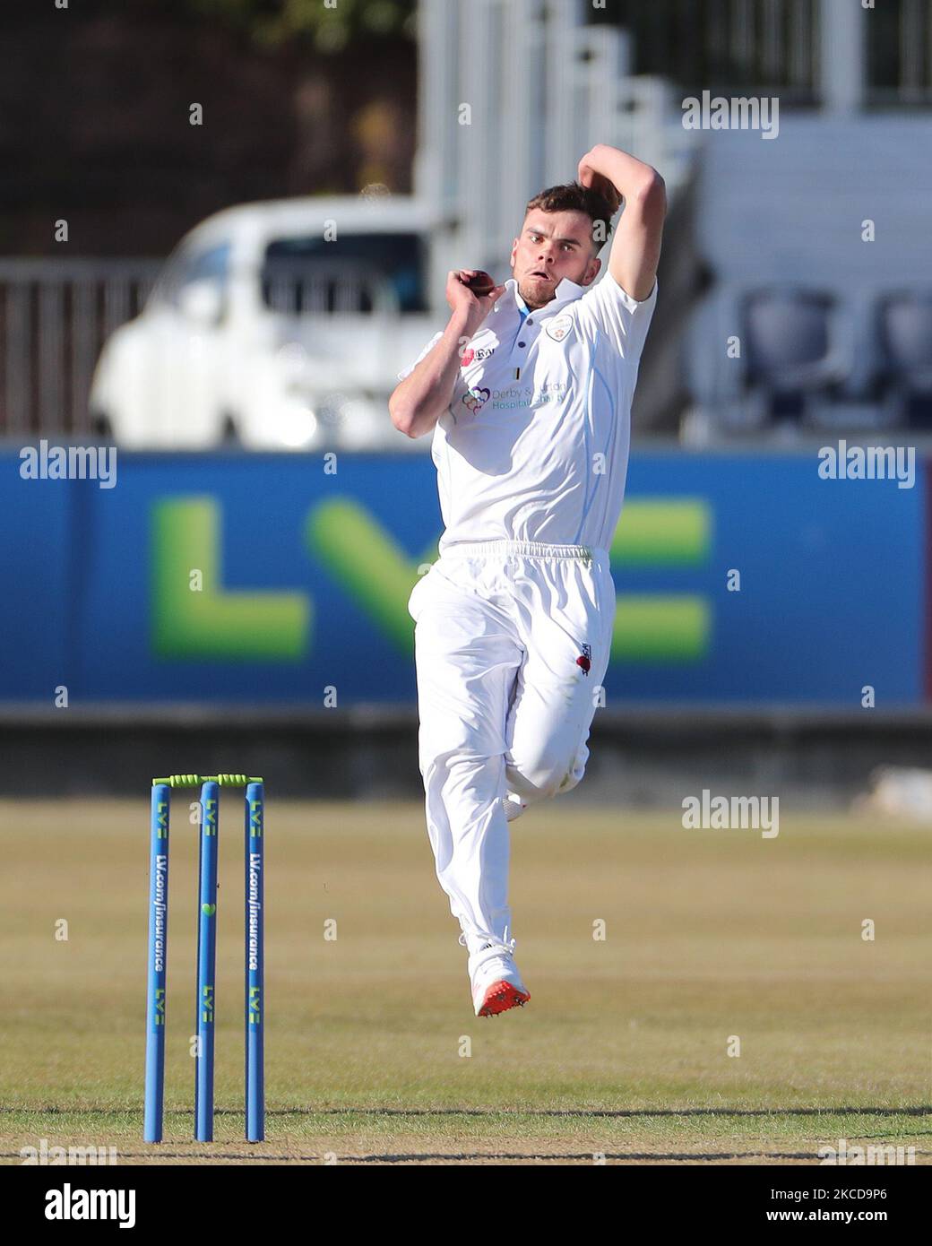 Le bowling Sam Conners de Derbyshire pendant le match de championnat LV ...