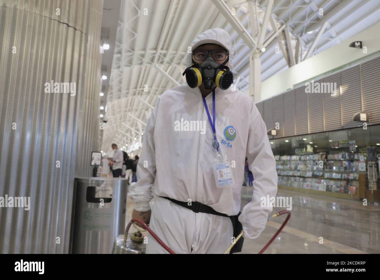 Un travailleur à l'aéroport international de Mexico, au Mexique, sur 29 ...