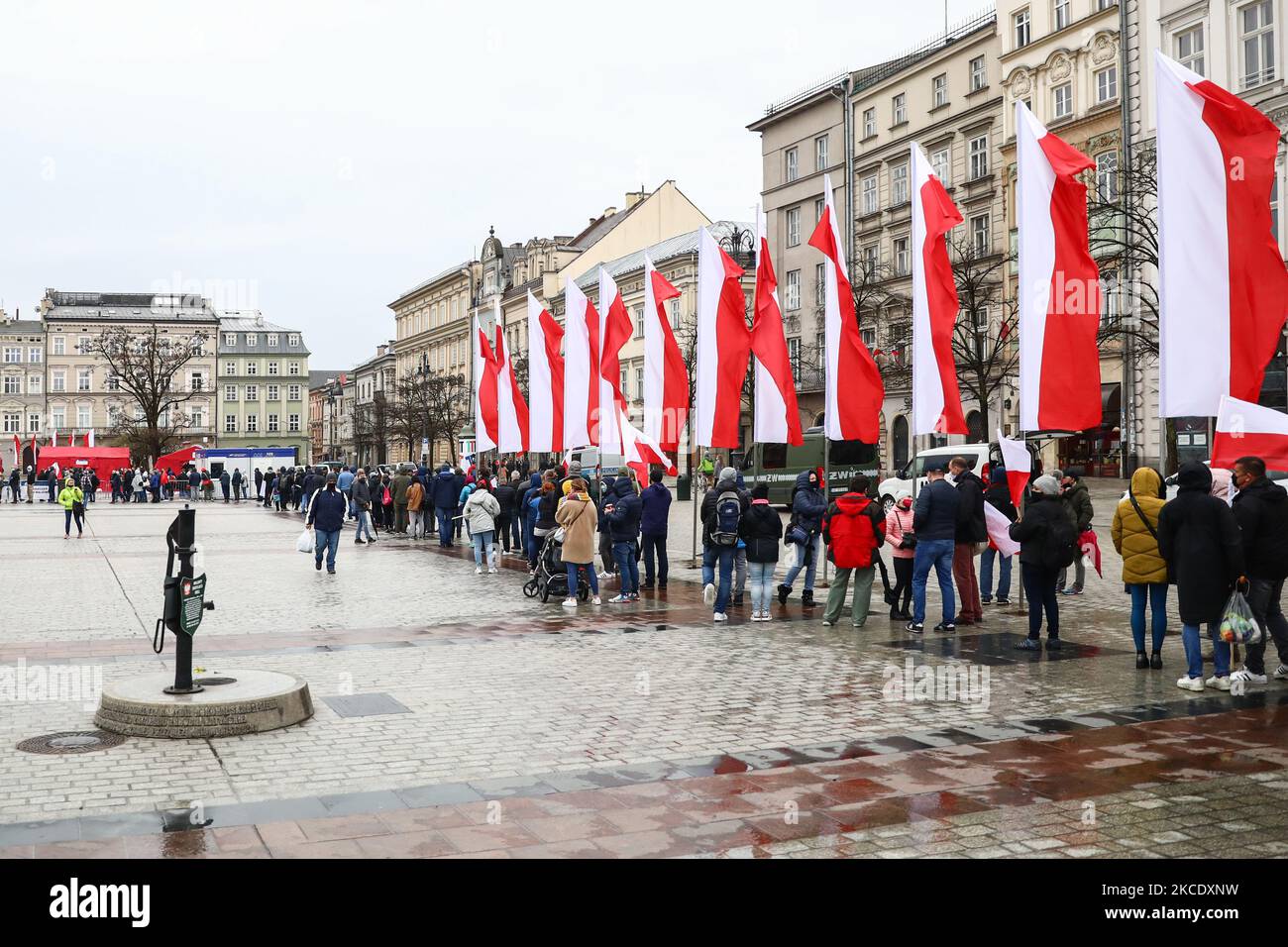 Les gens détiennent des drapeaux pour célébrer le jour du drapeau ...