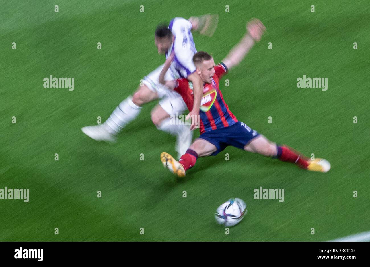 Adrian Rus de MOL Fehérvár concurrence pour le ballon avec Nikola ...